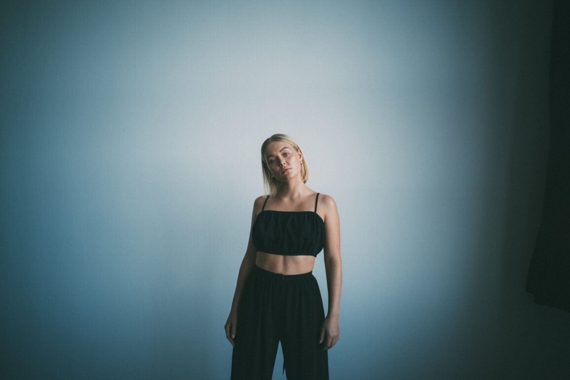 Alma Agger synger musikken til 'Julemandens Datter 2' - Filmpuls